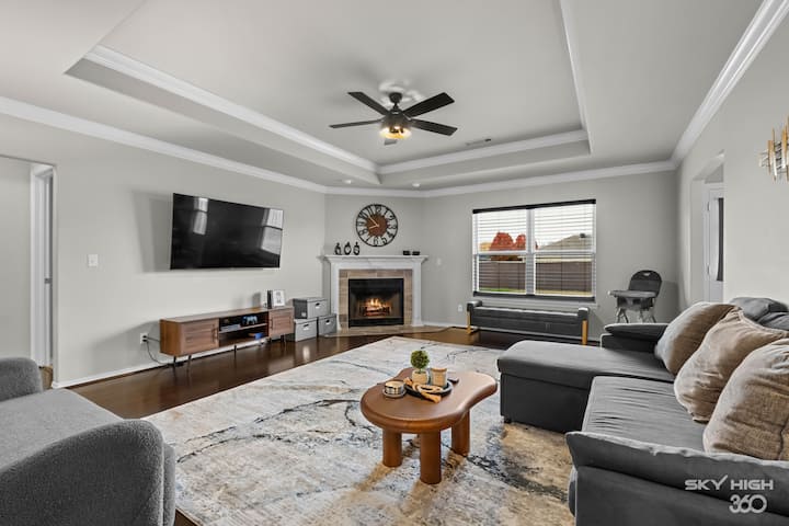 The Naturehaus • Modern 4br Retreat W/ Yard & Gym - Bentonville, AR