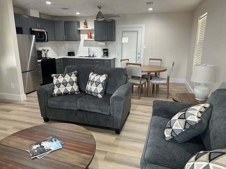 Centrally Located, Cozy, Clean, Home. - Houston, TX