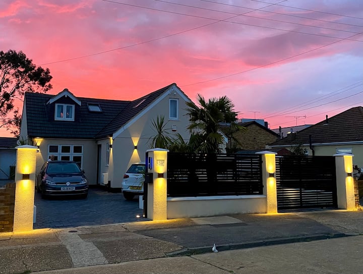 Cosy & Private Chalet Detached Home - Romford