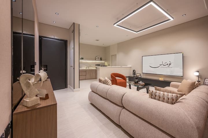 Luxury 2br W/ 85 Tv & Self Check-in” - Jedda