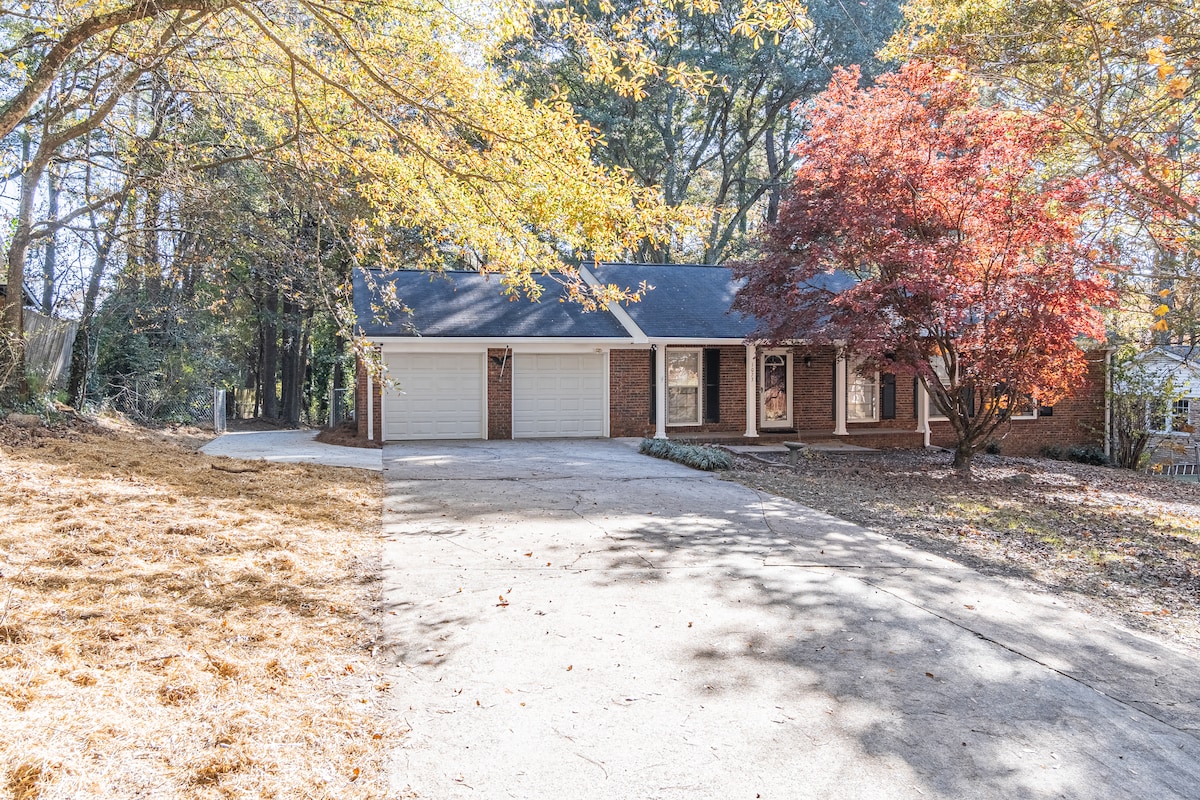 Spacious 6BR Home by Lake Lanier & Mall of GA - Houses for Rent in ...