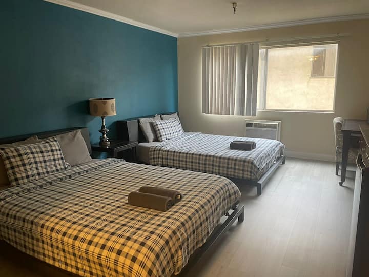 Affordable Double Queen Bed Apart In Beverly Hills - Beverly Hills, CA