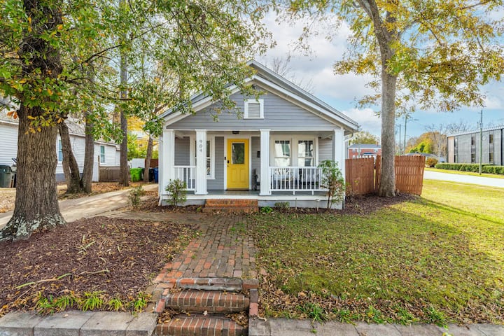 Cozy 3bd Near Dt | Games & Private Backyard - Raleigh, NC