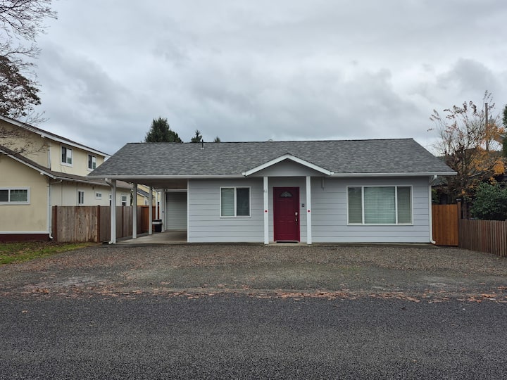 Sasquatch Cabin Red - Forks, WA