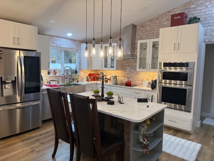 Elegant Downtown Eagle Retreat - Eagle Island State Park, Eagle