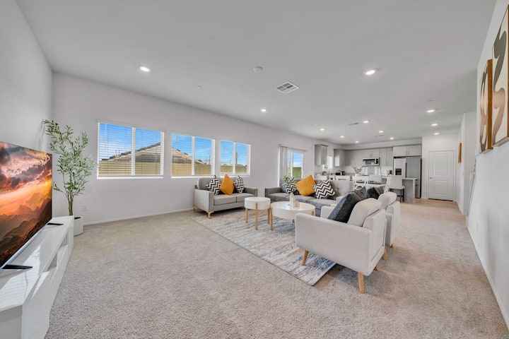 6br Near Lake Perris•8 Beds•3.5 Ba Great Location - Moreno Valley, CA