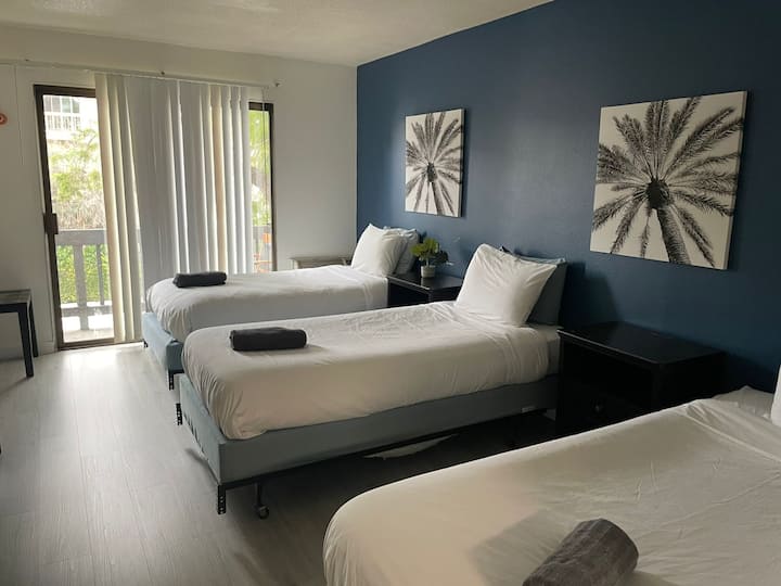 Beverly Hills Stay With Three Twin Beds - Venice Beach, CA
