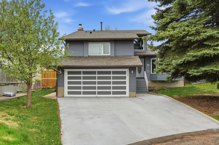 Quiet Family Home Near Yyc 3br + Parking - Calgary