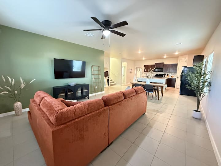 Stylish 4br Escape • Open Layout•tvs In Every Room - El Paso, TX