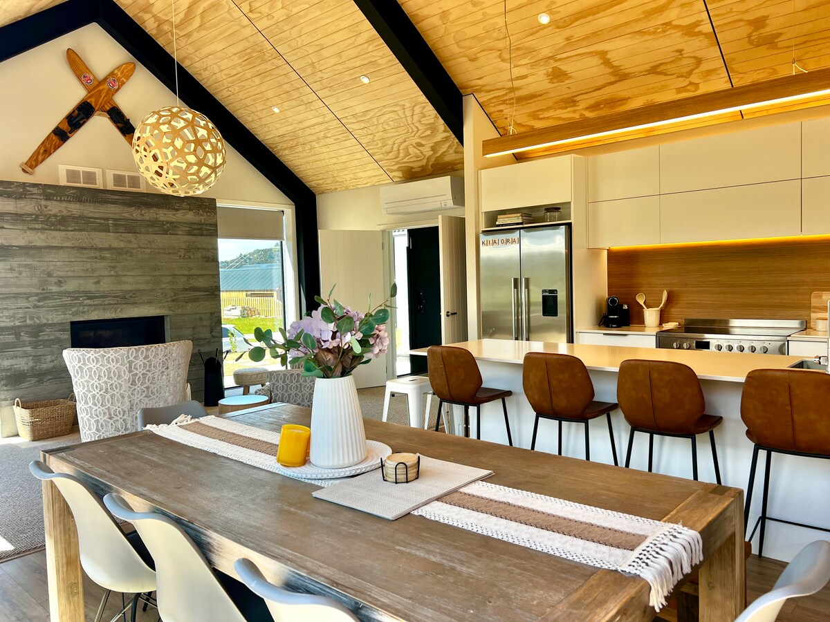 Modern Wanaka Escape | Sunny, Stylish & Relaxing - Houses for Rent in ...