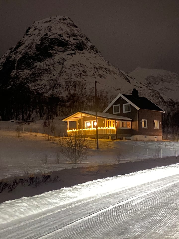 Et Landlig Hus Med Naturskjønn Beliggenhet - Skjervøy
