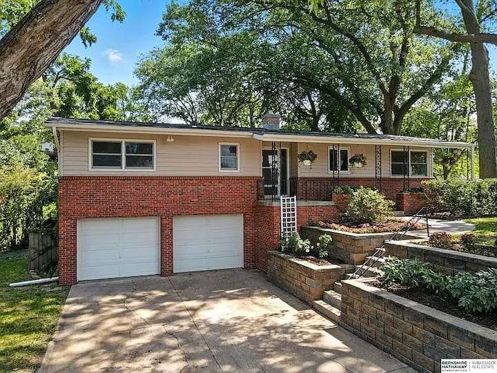 Two Levels. Three Bedrooms. Four Beds. Much Love. - Bellevue, NE