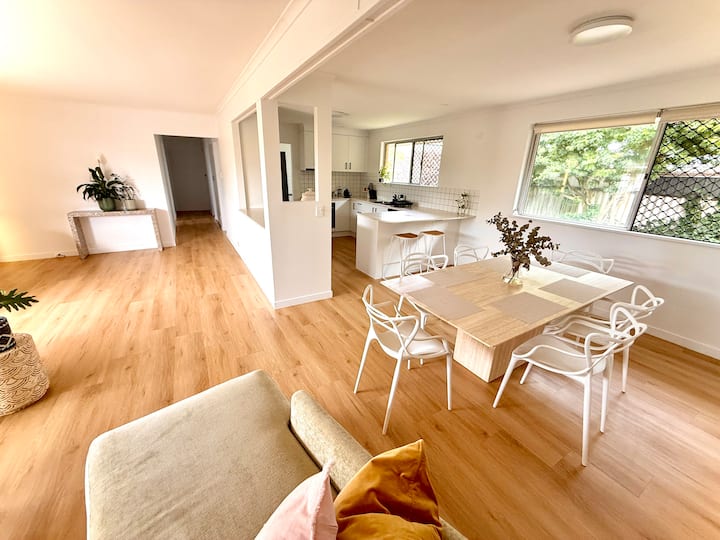 Coastal Home With 3 Queen Beds & Close To Beach - Coolangatta