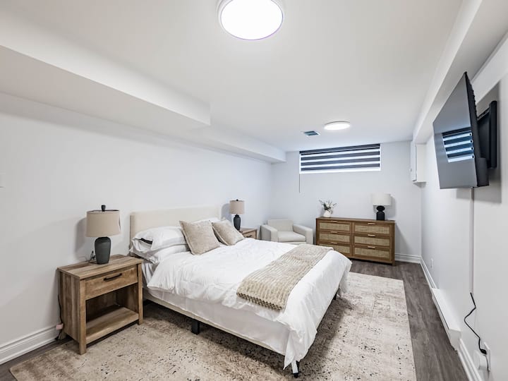 Beautifully Renovated 2-bdr Unit In Toronto - Centennial Park