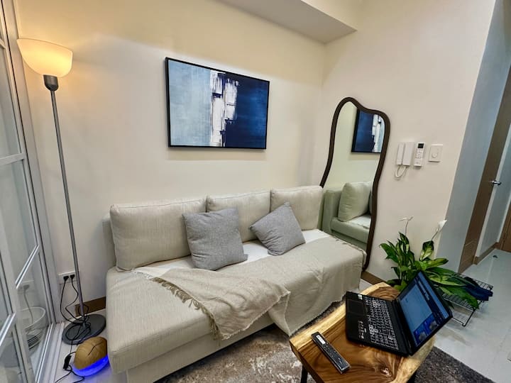 Makati Haven With Balcony, Pool & Internet Condo - Makati