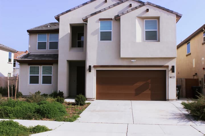 Perfect Spaces! 5bd 3bth Home In Prime Location! - Manteca, CA
