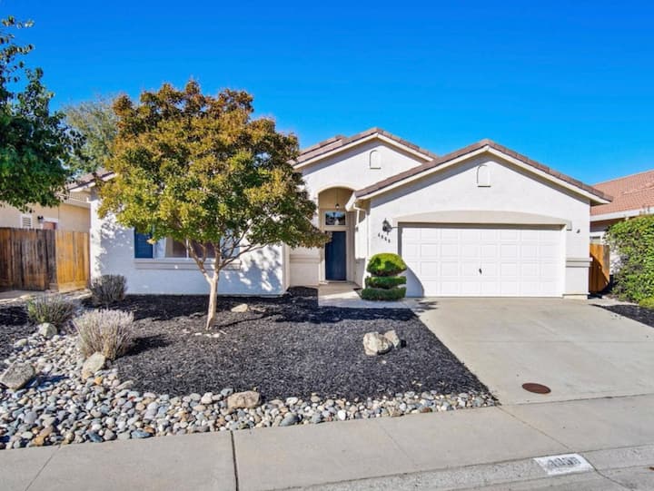 Cozy Home - Steps Away From Town Center - El Dorado Hills, CA