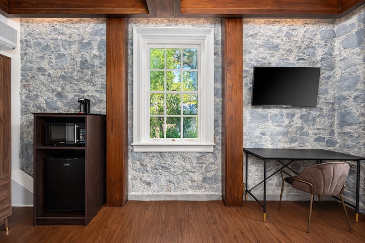 Valentine's Wine Country Escape • 1br Queen Room - Santa Rosa, CA