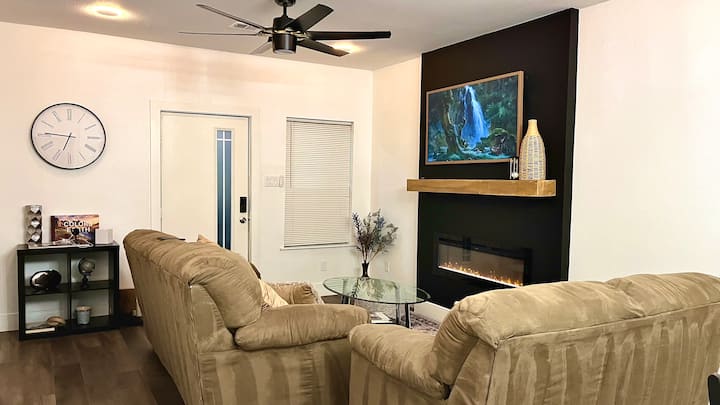 Modern House W/ Large Backyard Near Deep Ellum - Dallas, TX