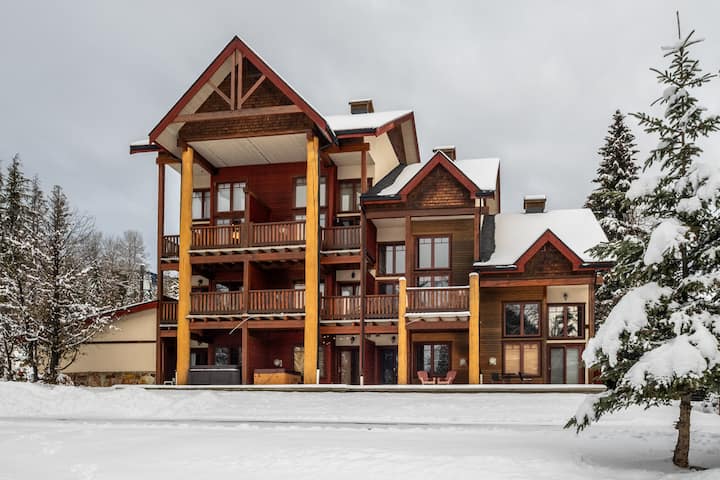 Ski/bike-in Spacious 2 Bedroom Condo Red Mountain - Rossland