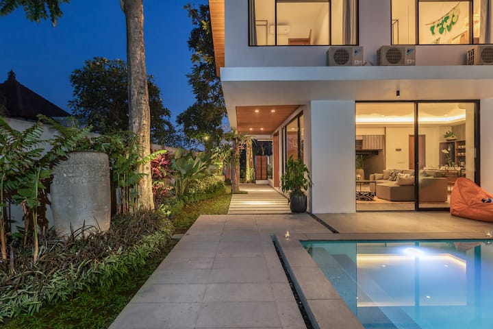 Huge Villa In Canggu! 6 Bedrooms - Canggu