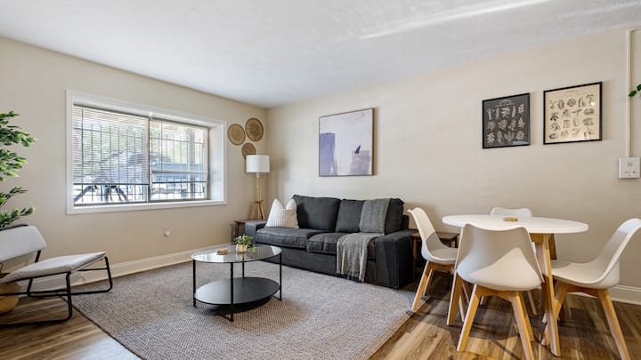 1br  King East Liberty Apt | Parking - Pittsburgh, PA