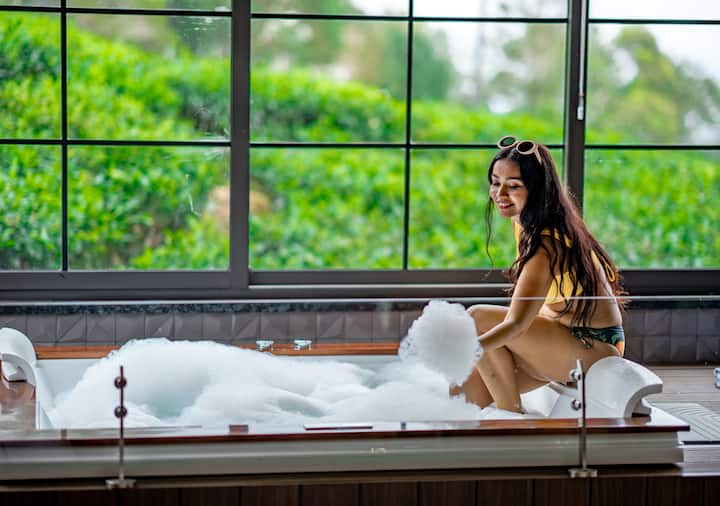 Jacuzzi Room In Munnar With Tea Plantation View - Munnar