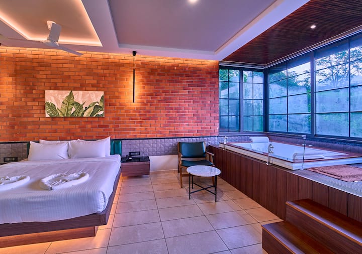 Munnar Luxury Jacuzzi Room Overlooking Tea Gardens - ムンナル