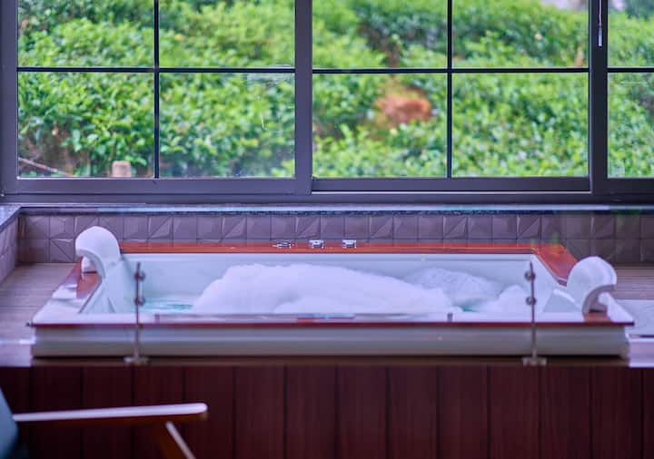 Jacuzzi Room In Munnar With Tea Plantation View - Munnar