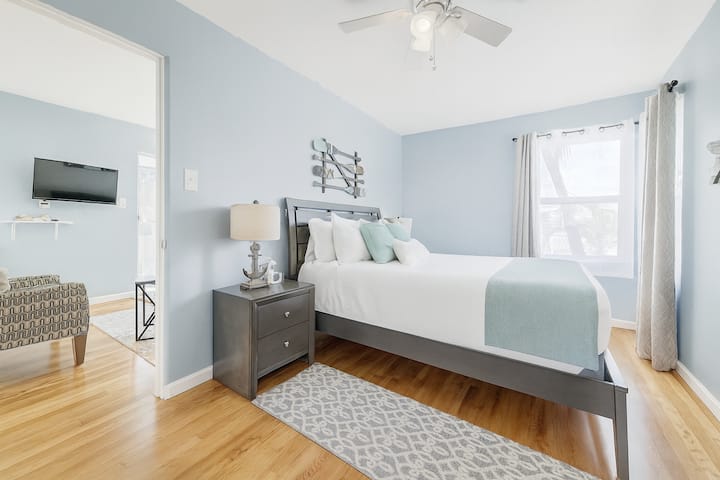 Beachside | Garage Parking - Free Bikes & Gear - San Diego