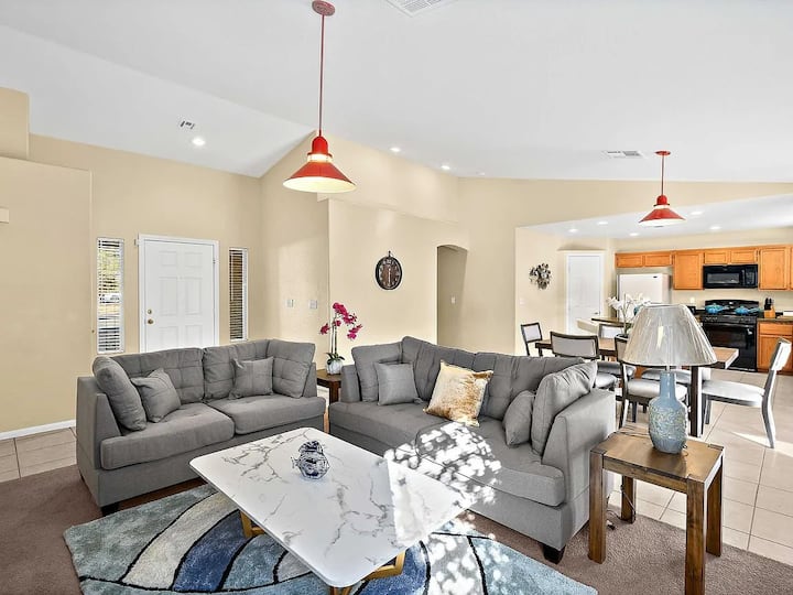 Stylish 4 Beds 2 Bath In Henderson 20 Min To Strip - Henderson, NV