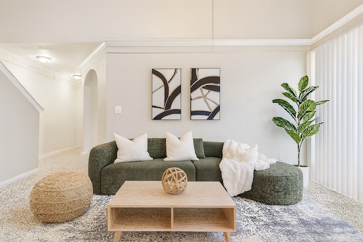 Modern 2br Retreat | Pool Table, Gym & Balcony - Dallas, TX