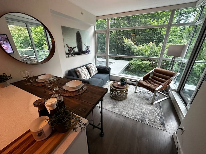 Stylish, Modern Apartment Nextdoor To Stanley Park - Vancouver