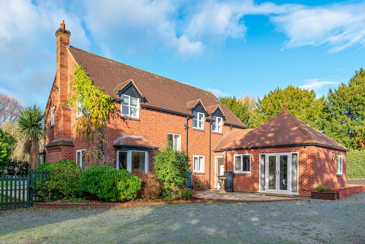 Sutherland House • Modern & Elegant Home - Telford