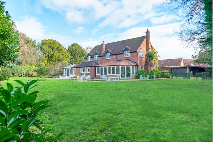 Sutherland House • Modern & Elegant Home - Telford