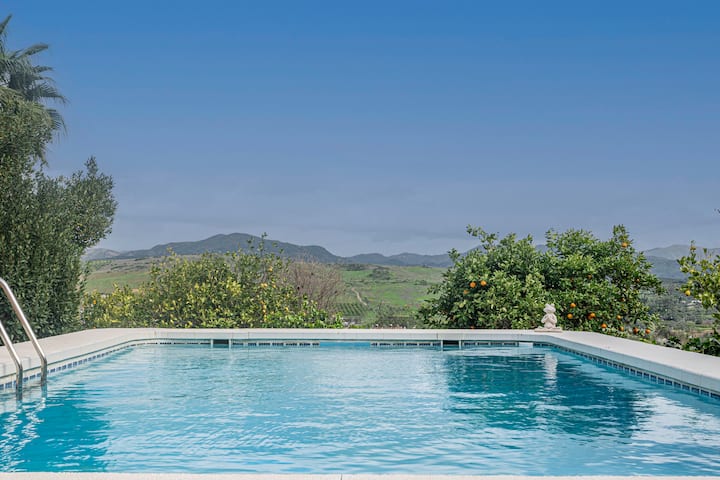 Luxe Pico Huma: Pool & Large Private Patio - Álora