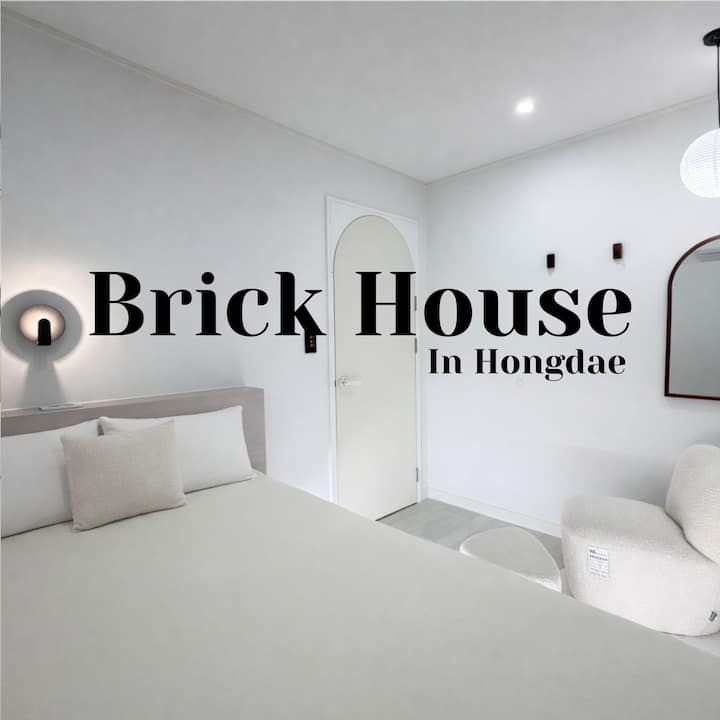 Brick House 홍대역 도보 10초 #Qsize 3bed #홍대 메인거리#캐리어 보관 - Séoul