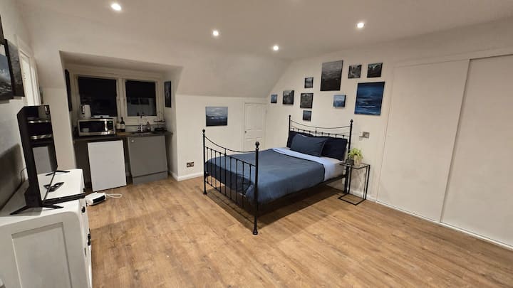 Spacious & Stylish Studio - Epsom