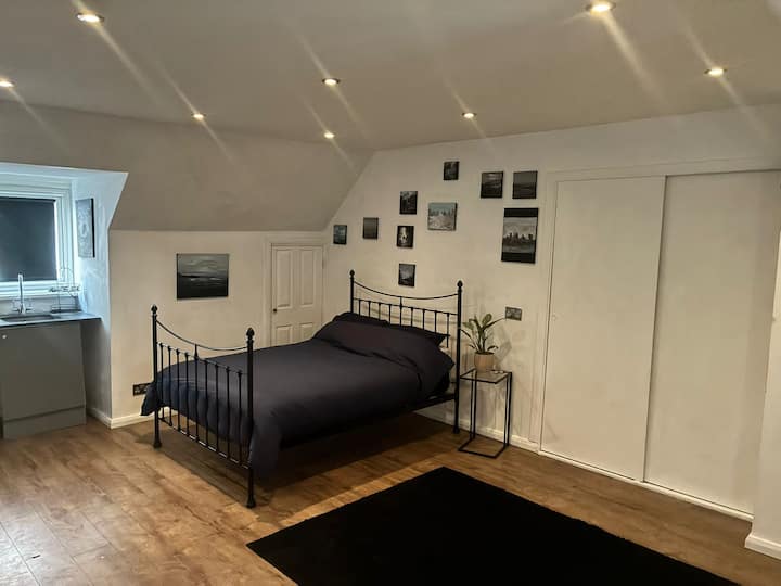 Spacious & Stylish Studio - Epsom