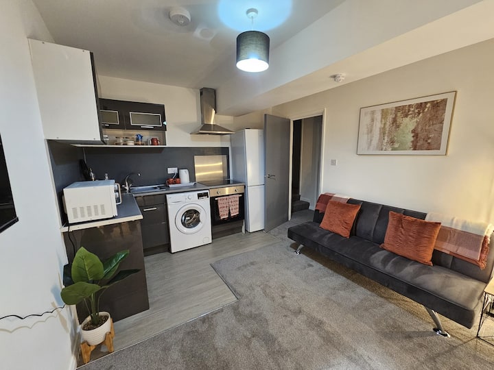 Top Floor 2 Bedroomed Flat Sleeps 4 Free Wi-fi - Swindon