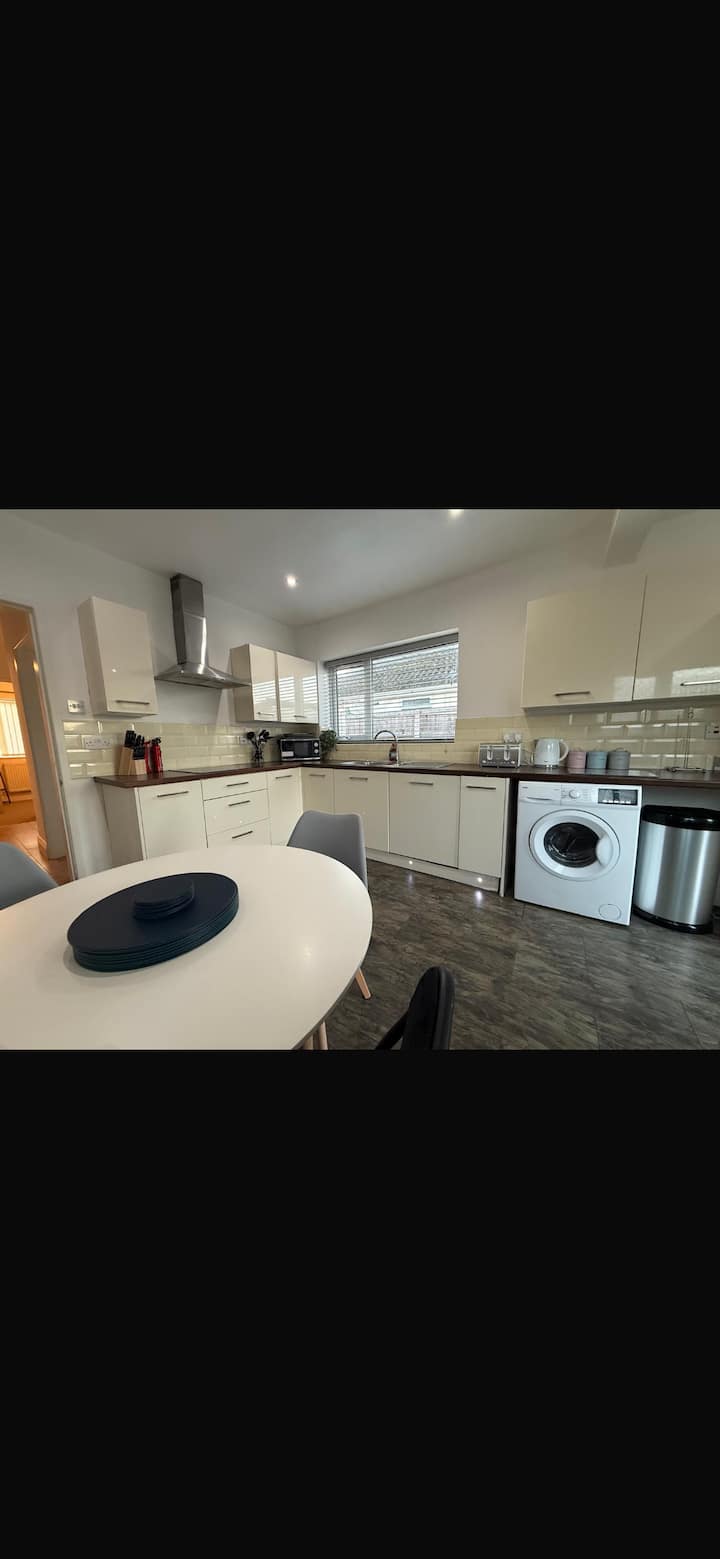 4 Bed 2 Bathroom Bungalow/driveway/long/short Stay - Mold