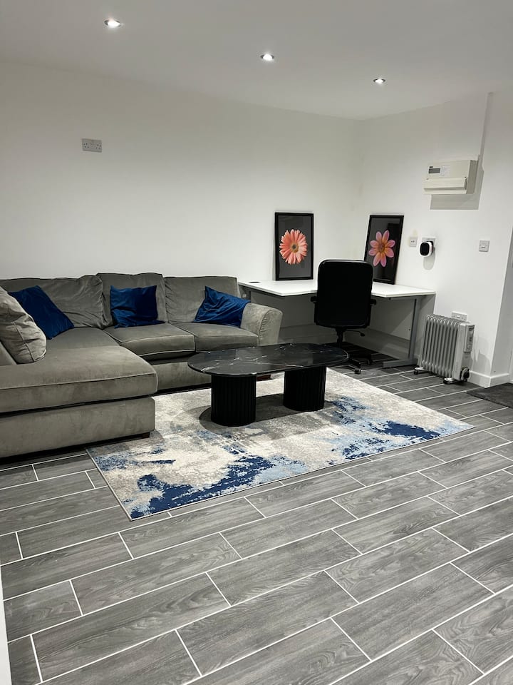 Self-contained One Bedroom Modern Guesthouse. - Birmingham