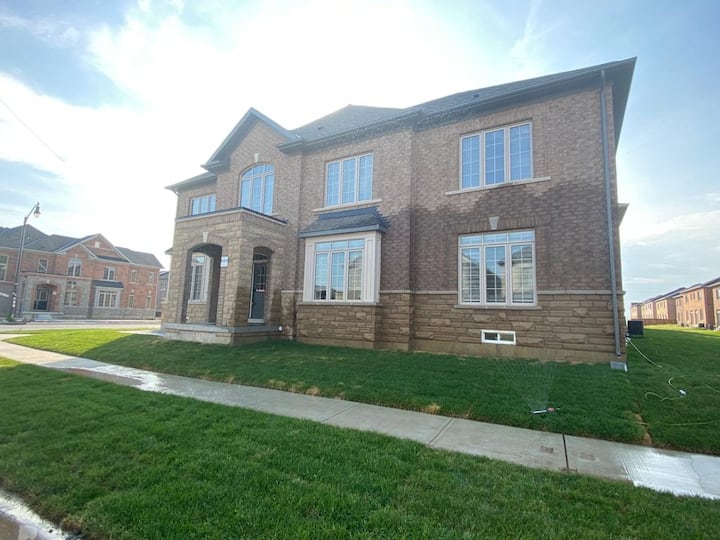 26 Comfy And Nice Stay Away From Home - Book Now - Brampton