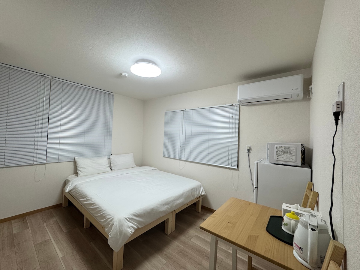 Neat Studio, 1 Stop from KIX, 2 Single Beds - Houses for Rent in ...