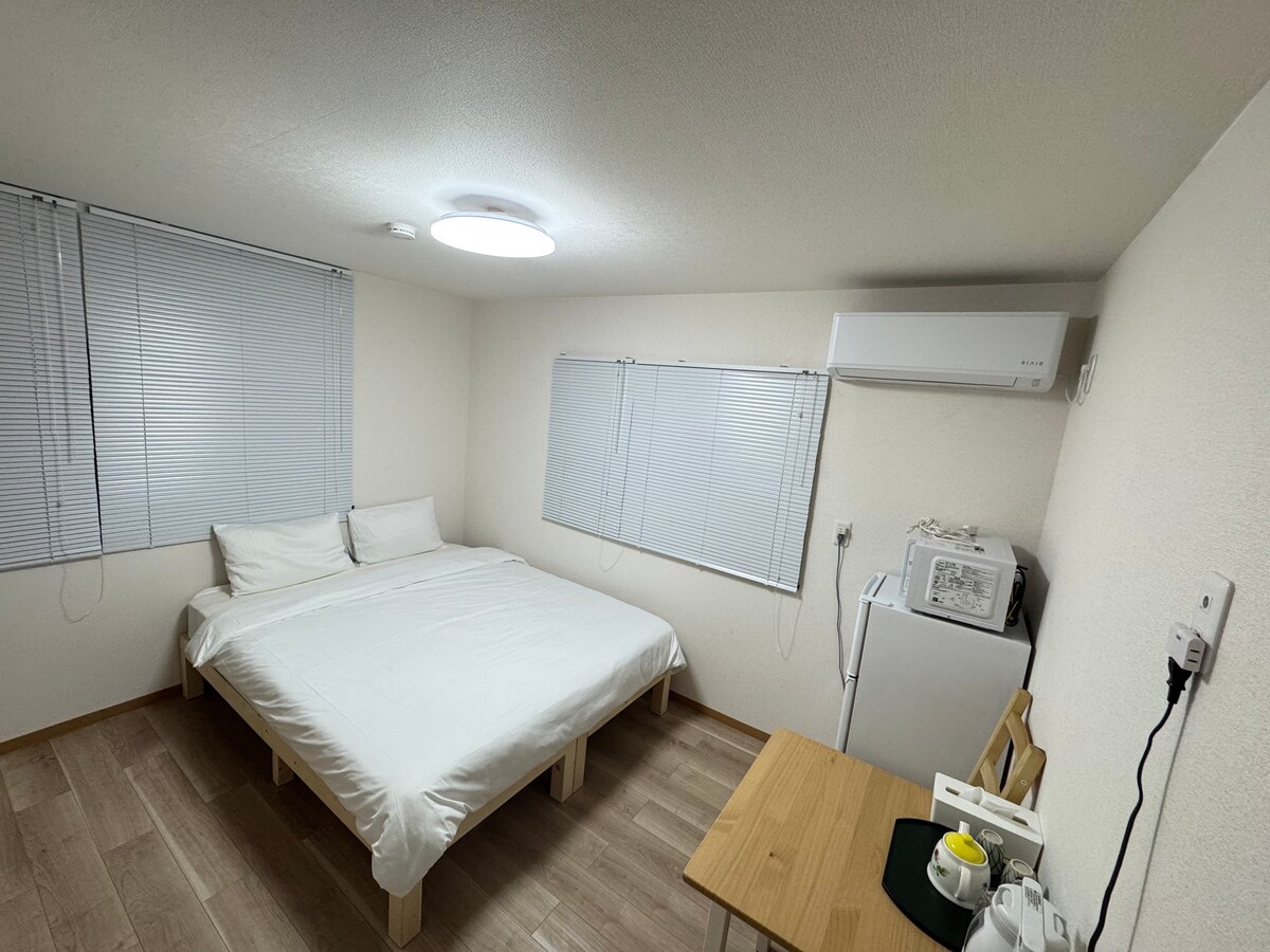 Neat Studio, 1 Stop from KIX, 2 Single Beds - Houses for Rent in ...