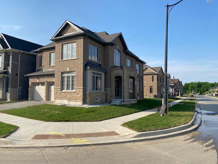 26 Elegant 6br Home • 3.5 Bath • Spacious Book Now - Brampton