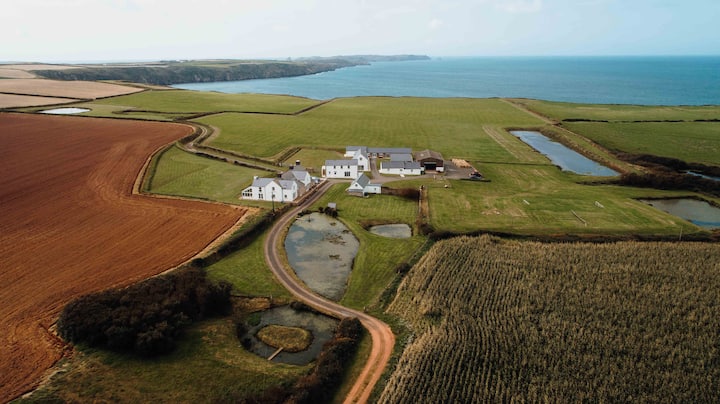 The Corn Store Spacious, Sleeps 6, With Hot Tub - Pembrokeshire