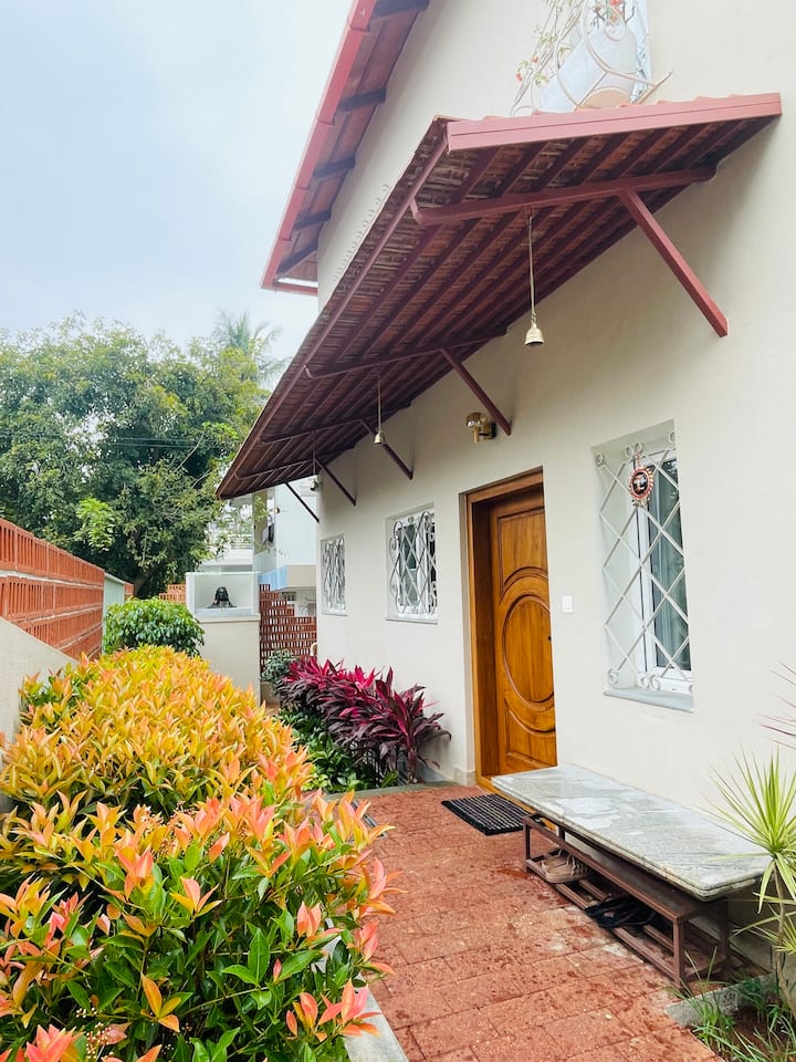 Cozy Room With Courtyard Garden- Sampige - Mysuru