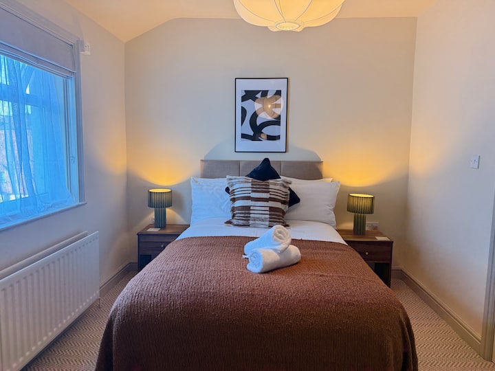 Modern Stylish Double Ensuite - Central & Clean - Southport