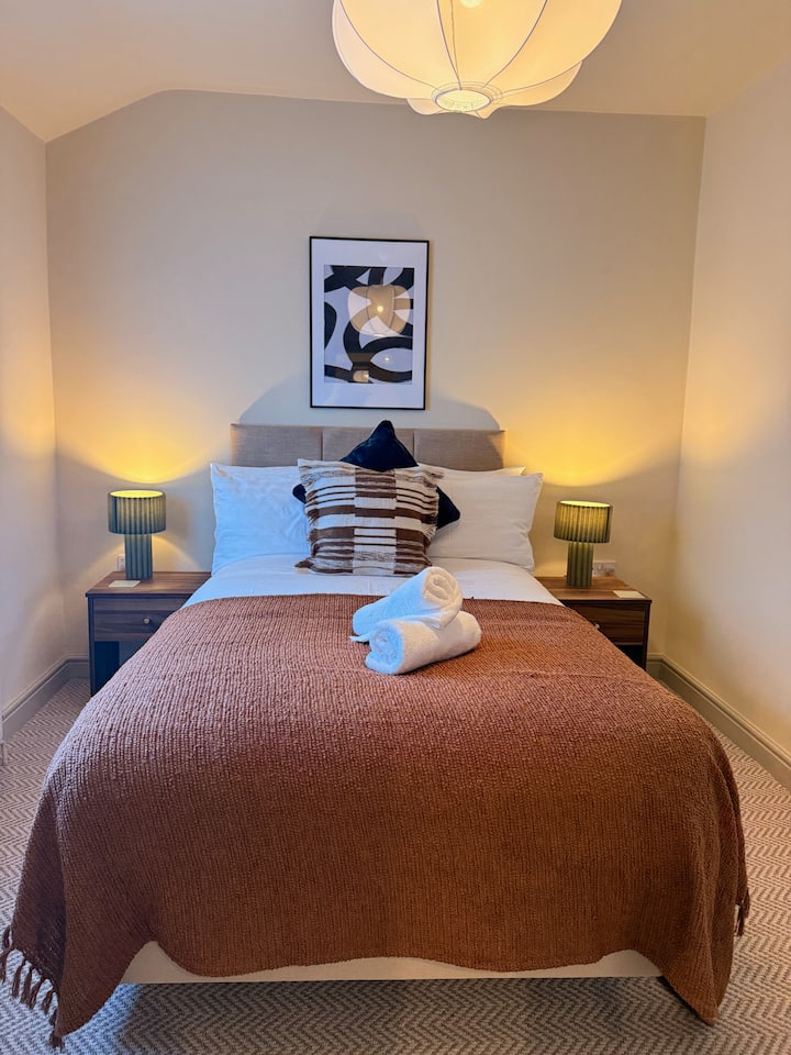 Modern Stylish Double Ensuite - Central & Clean - Southport